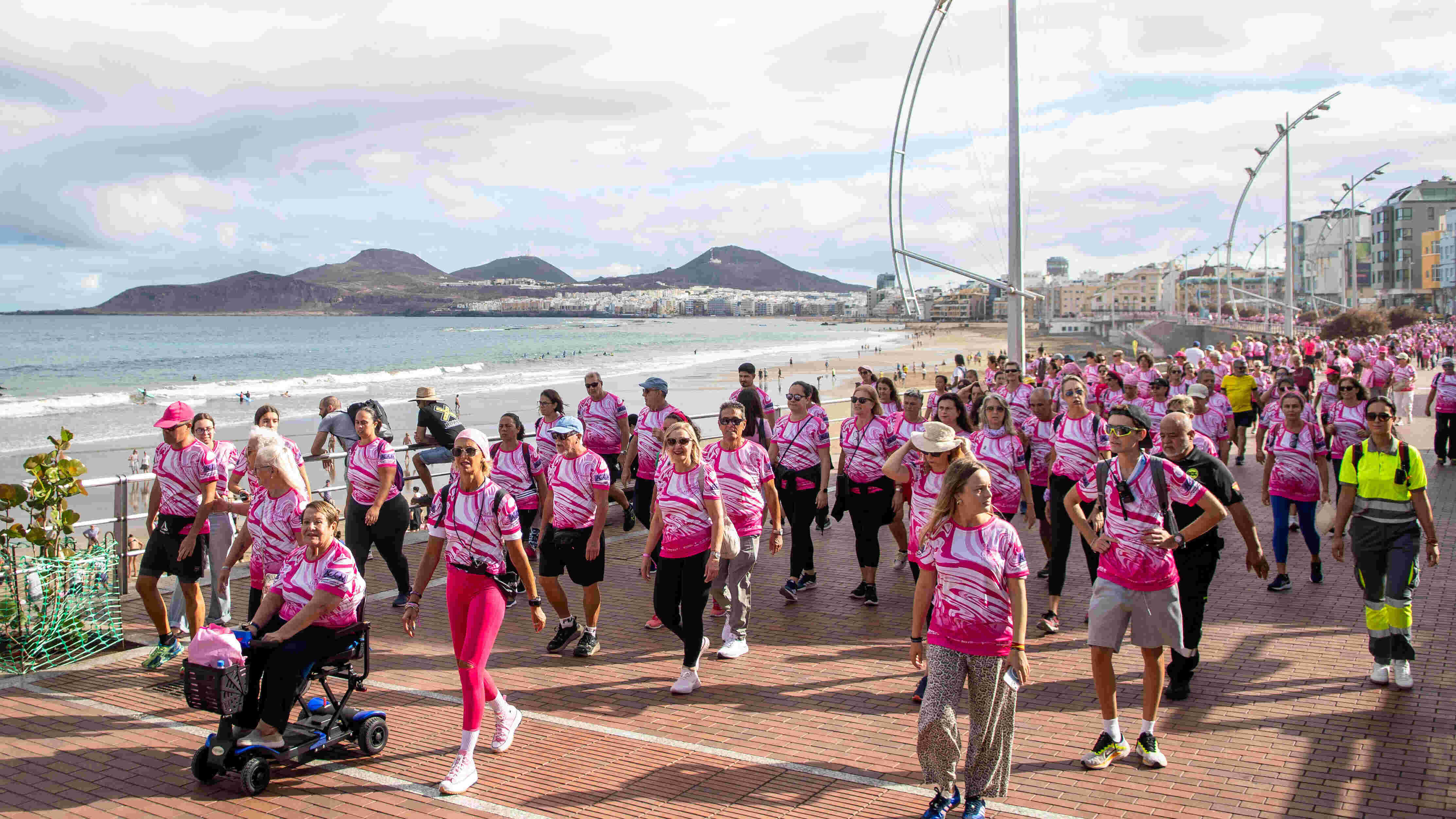 La X Caminata Grand Pink Run "colorea" de rosa Las Canteras en su lucha ...