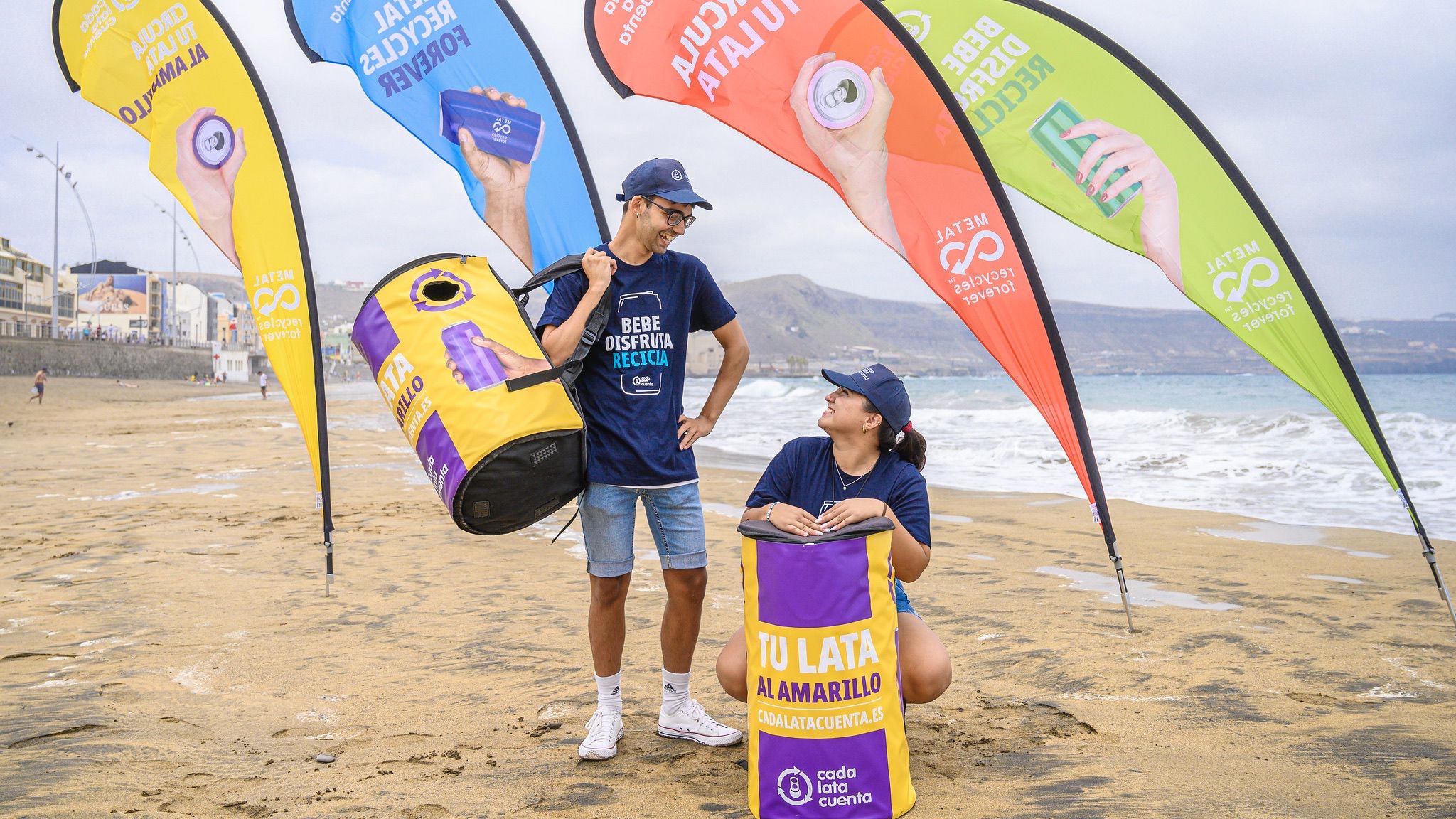La campaña 'Cada lata cuenta' conciencia sobre el reciclaje en las playas
